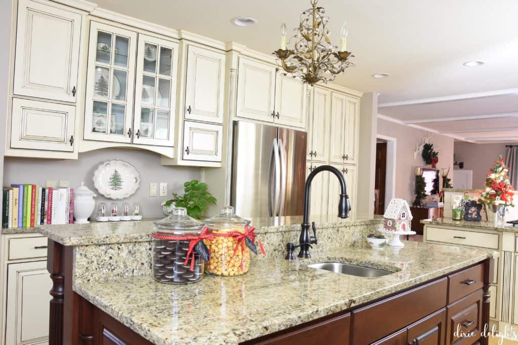 Deck the Halls 2016 {Den + Kitchen} – Dixie Delights