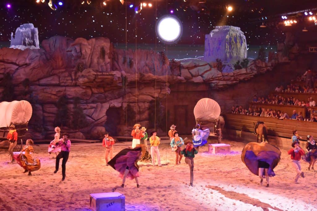 Tour of Tennessee {Dixie Stampede + Dollywood} – Dixie Delights