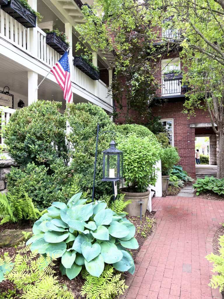 Celebrating 20 Years {Old Edwards Inn Arrival} – Dixie Delights