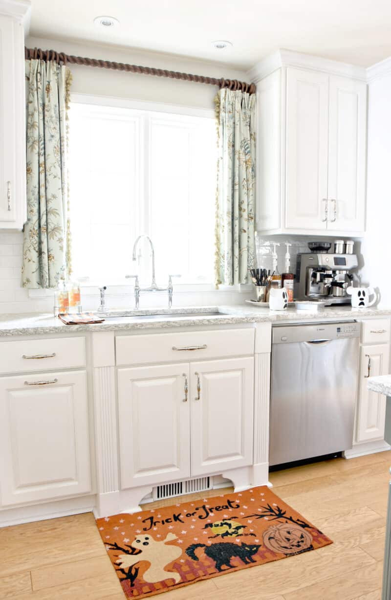Haunted Halloween Home Tour 2022 {Kitchen} – Dixie Delights