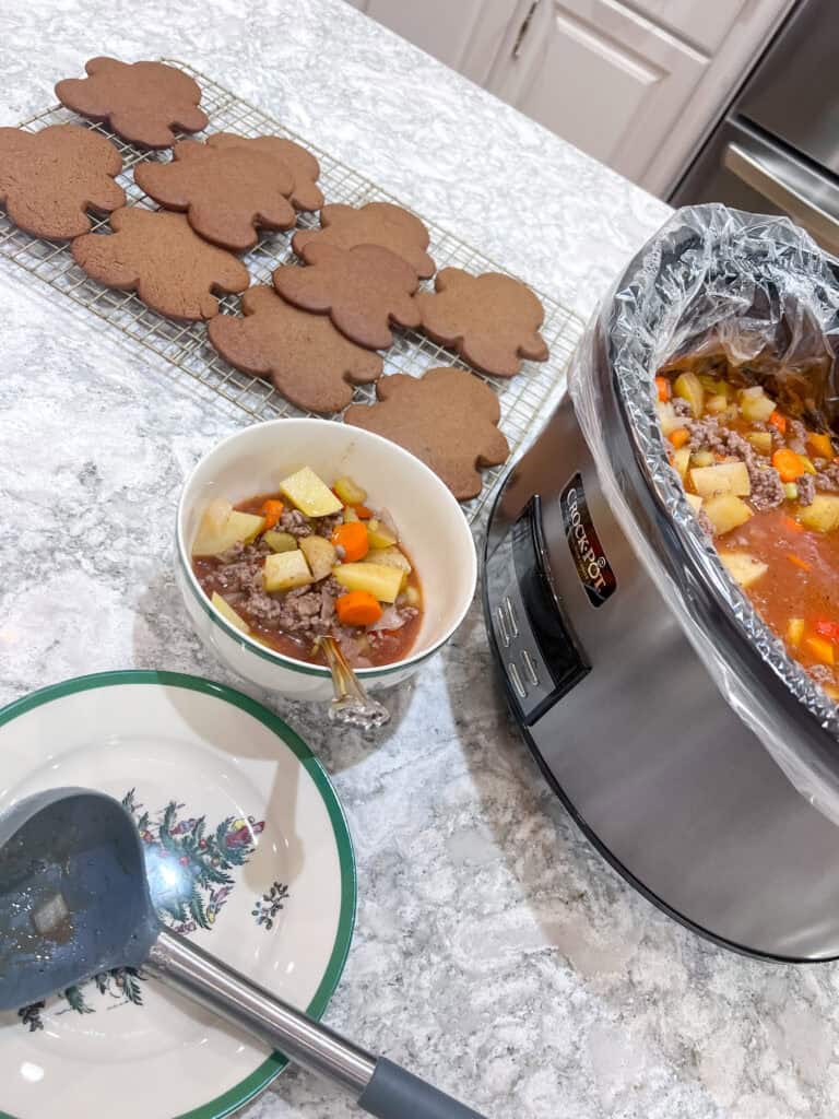 Sunday Supper {Crock Pot Hamburger Soup} – Dixie Delights